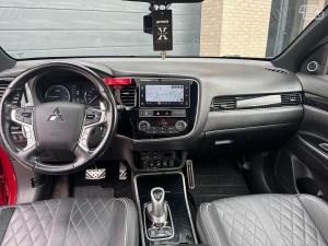 Red Mitsubishi Outlander 2019 in Siauliai, with an engine capacity of 2.40 L and mileage of 192 thousand km for 16800 €, photo 12 on AUTOMOTO.COM.LV