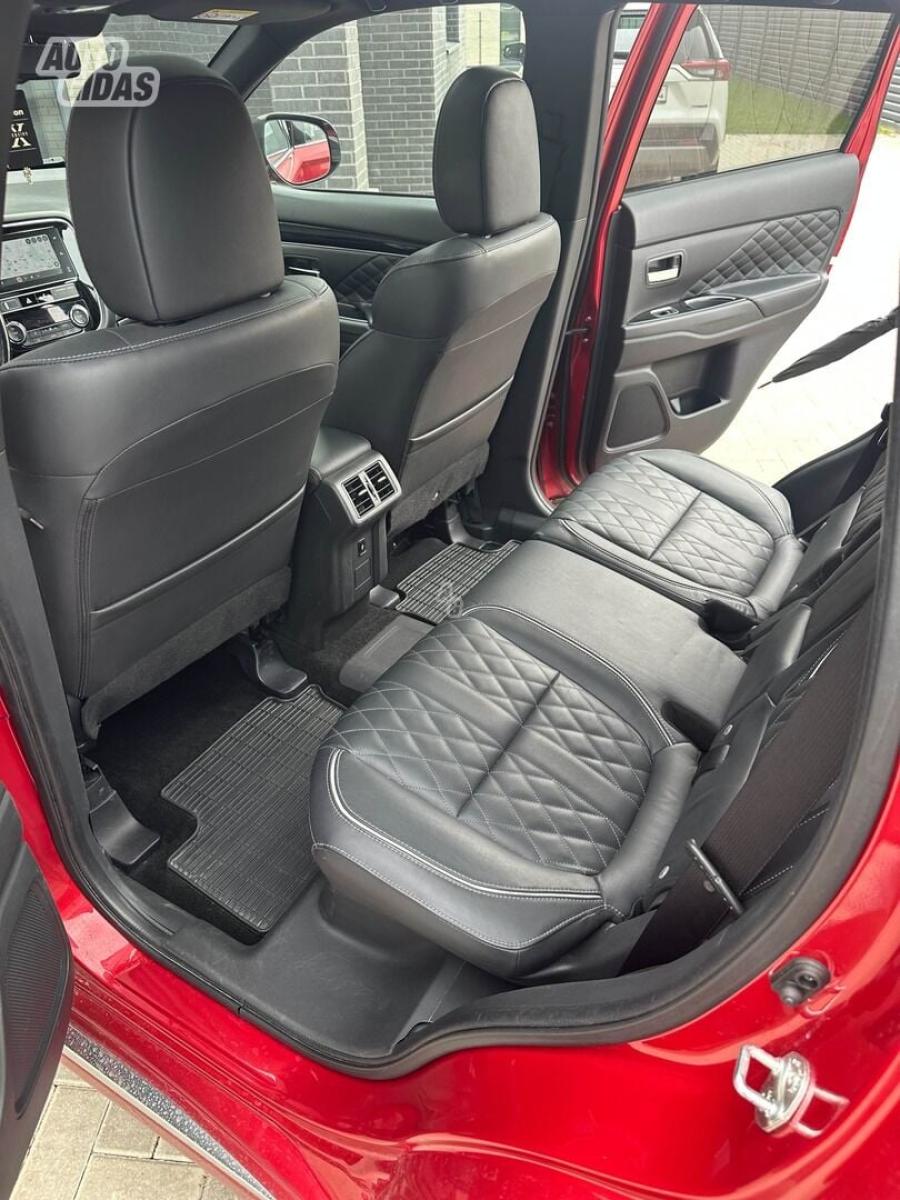 Red Mitsubishi Outlander 2019 in Siauliai, with an engine capacity of 2.40 L and mileage of 192 thousand km for 16800 €, photo 18 on AUTOMOTO.COM.LV