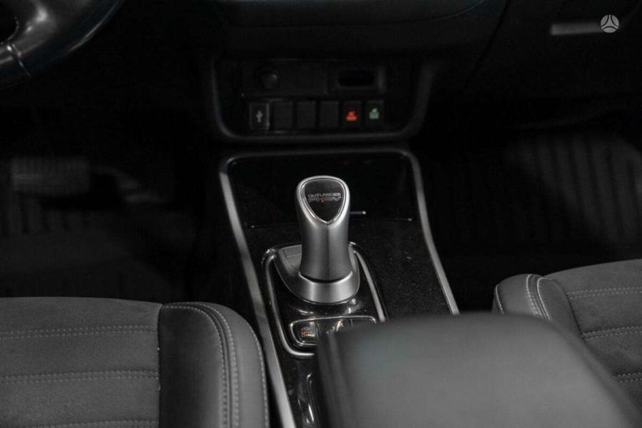 Sarkans Mitsubishi Outlander 2019 Viļņa, ar dzinēja tilpumu 2.40 L un nobraukumu 100 tūkst. km par 17900 €, foto 18 vietnē AUTOMOTO.COM.LV