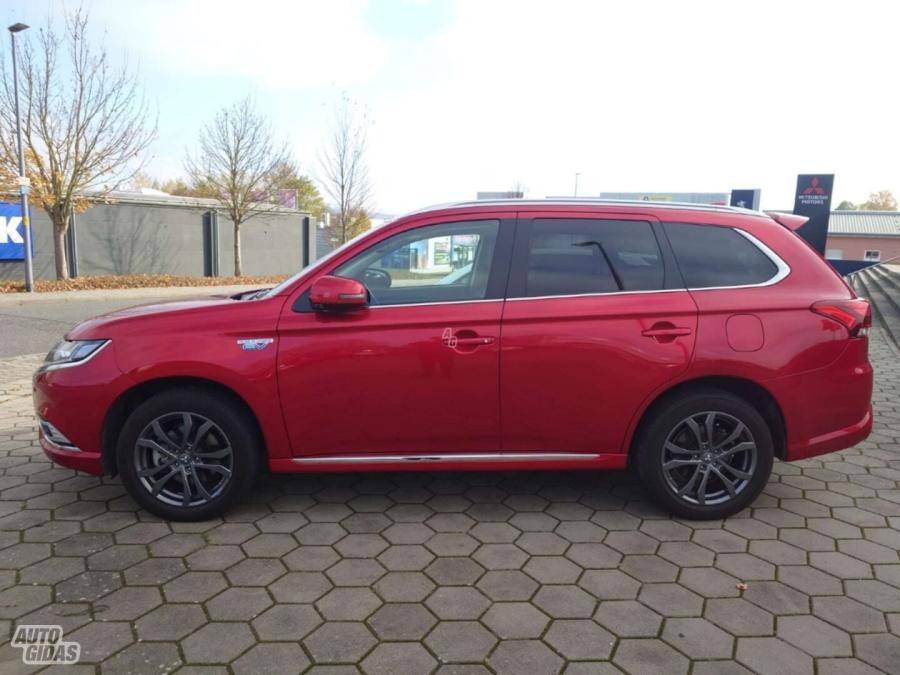 Red Mitsubishi Outlander 2020 in Kaunas, with an engine capacity of 2.40 L and mileage of 54 thousand km for 25480 €, photo 3 on AUTOMOTO.COM.LV