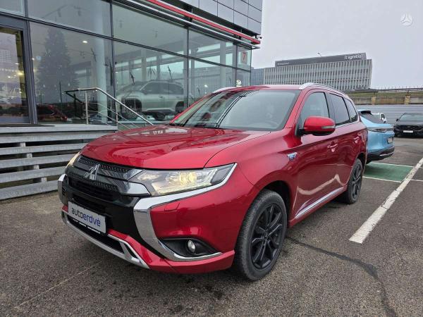 Red Mitsubishi Outlander 2020 in Vilnius, with an engine capacity of 2.36 L and mileage of 98 thousand km for 18850 €, photo 1 on AUTOMOTO.COM.LV