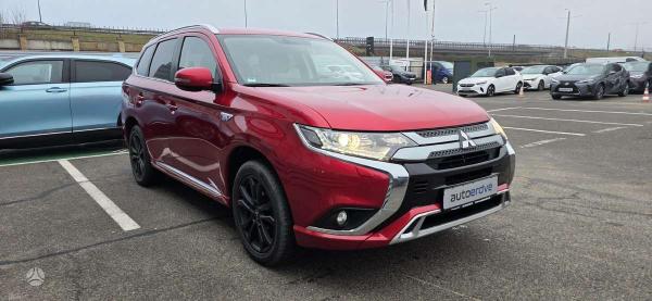 Red Mitsubishi Outlander 2020 in Vilnius, with an engine capacity of 2.36 L and mileage of 98 thousand km for 18850 €, photo 3 on AUTOMOTO.COM.LV