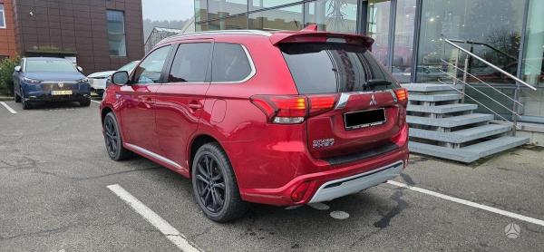Red Mitsubishi Outlander 2020 in Vilnius, with an engine capacity of 2.36 L and mileage of 98 thousand km for 18850 €, photo 4 on AUTOMOTO.COM.LV