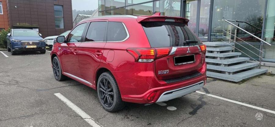 Red Mitsubishi Outlander 2020 in Vilnius, with an engine capacity of 2.36 L and mileage of 98 thousand km for 18850 €, photo 4 on AUTOMOTO.COM.LV