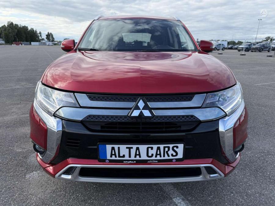 Red Mitsubishi Outlander 2020 in Vilnius, with an engine capacity of 2.36 L and mileage of 38 thousand km for 19999 €, photo 3 on AUTOMOTO.COM.LV