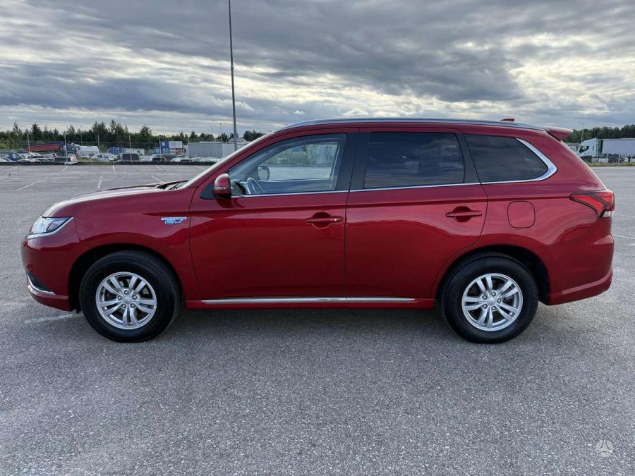 Red Mitsubishi Outlander 2020 in Vilnius, with an engine capacity of 2.36 L and mileage of 38 thousand km for 19999 €, photo 9 on AUTOMOTO.COM.LV