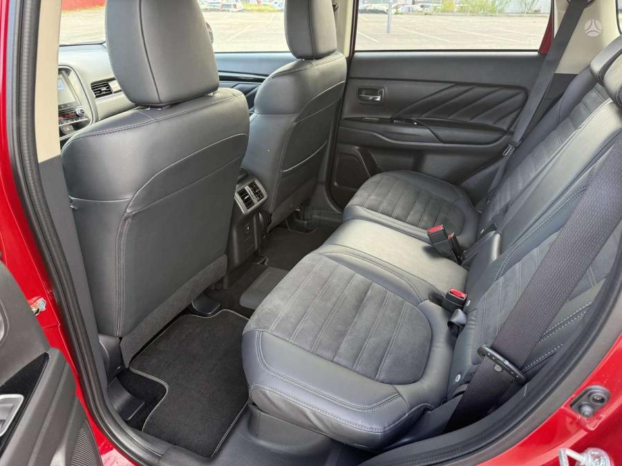 Red Mitsubishi Outlander 2020 in Vilnius, with an engine capacity of 2.36 L and mileage of 38 thousand km for 19999 €, photo 19 on AUTOMOTO.COM.LV