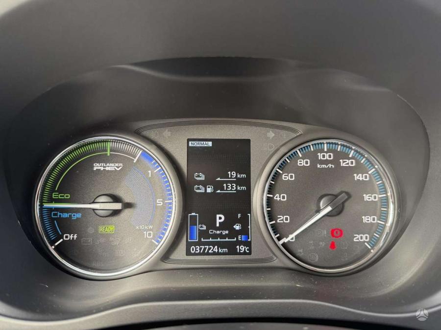 Red Mitsubishi Outlander 2020 in Vilnius, with an engine capacity of 2.36 L and mileage of 38 thousand km for 19999 €, photo 32 on AUTOMOTO.COM.LV
