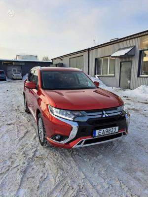 Sarkans Mitsubishi Outlander 2021 Klaipėda, ar dzinēja tilpumu 2.36 L un nobraukumu 80 tūkst. km par 17200 €, foto 2 vietnē AUTOMOTO.COM.LV