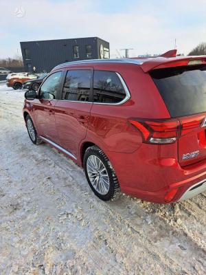 Sarkans Mitsubishi Outlander 2021 Klaipėda, ar dzinēja tilpumu 2.36 L un nobraukumu 80 tūkst. km par 17200 €, foto 5 vietnē AUTOMOTO.COM.LV