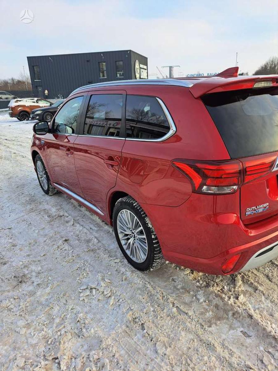 Sarkans Mitsubishi Outlander 2021 Klaipėda, ar dzinēja tilpumu 2.36 L un nobraukumu 80 tūkst. km par 17200 €, foto 5 vietnē AUTOMOTO.COM.LV