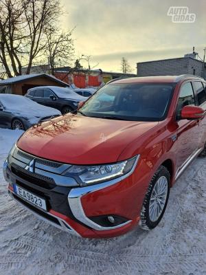 Sarkans Mitsubishi Outlander 2021 Klaipėda, ar dzinēja tilpumu 2.40 L un nobraukumu 81 tūkst. km par 16500 €, foto  vietnē AUTOMOTO.COM.LV