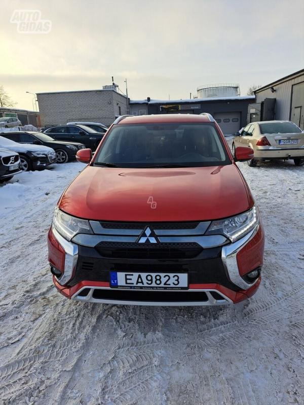 Red Mitsubishi Outlander 2021 in Klaipeda, with an engine capacity of 2.40 L and mileage of 81 thousand km for 16500 €, photo 2 on AUTOMOTO.COM.LV