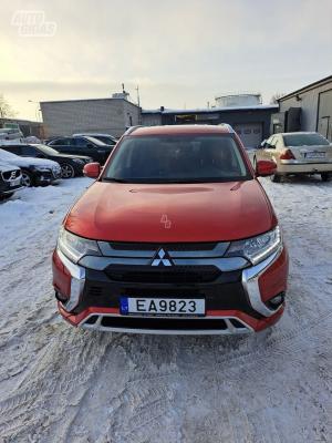 Red Mitsubishi Outlander 2021 in Klaipeda, with an engine capacity of 2.40 L and mileage of 81 thousand km for 16500 €, photo 2 on AUTOMOTO.COM.LV