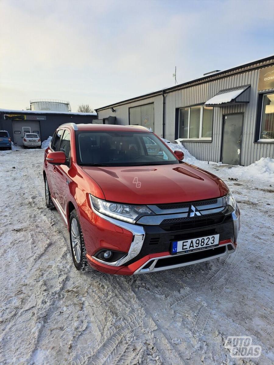 Red Mitsubishi Outlander 2021 in Klaipeda, with an engine capacity of 2.40 L and mileage of 81 thousand km for 16500 €, photo 3 on AUTOMOTO.COM.LV