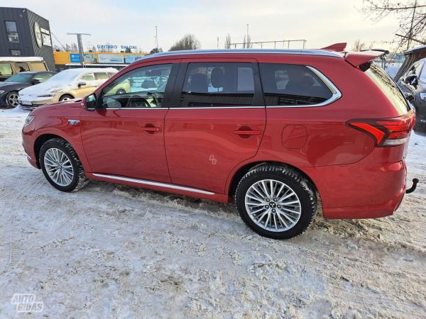 Red Mitsubishi Outlander 2021 in Klaipeda, with an engine capacity of 2.40 L and mileage of 81 thousand km for 16500 €, photo 4 on AUTOMOTO.COM.LV