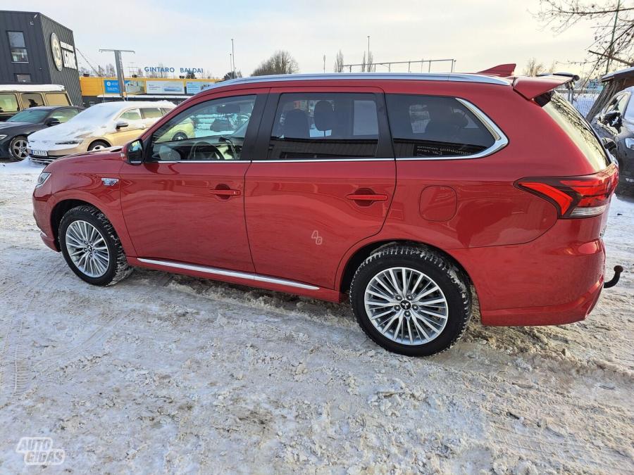 Red Mitsubishi Outlander 2021 in Klaipeda, with an engine capacity of 2.40 L and mileage of 81 thousand km for 16500 €, photo 4 on AUTOMOTO.COM.LV