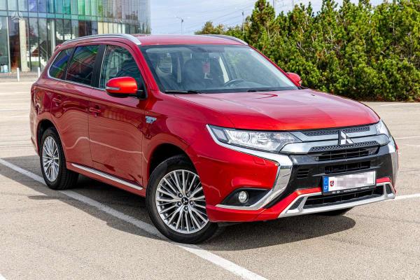Red Mitsubishi Outlander 2021 in Siauliai, with an engine capacity of 2.40 L and mileage of 162 thousand km for 18100 €, photo 1 on AUTOMOTO.COM.LV