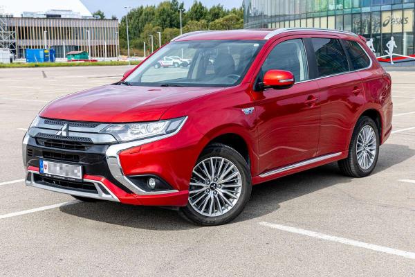 Red Mitsubishi Outlander 2021 in Siauliai, with an engine capacity of 2.40 L and mileage of 162 thousand km for 18100 €, photo 3 on AUTOMOTO.COM.LV