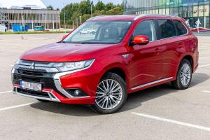 Red Mitsubishi Outlander 2021 in Siauliai, with an engine capacity of 2.40 L and mileage of 162 thousand km for 18100 €, photo 3 on AUTOMOTO.COM.LV
