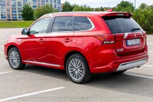 Red Mitsubishi Outlander 2021 in Siauliai, with an engine capacity of 2.40 L and mileage of 162 thousand km for 18100 €, photo 4 on AUTOMOTO.COM.LV