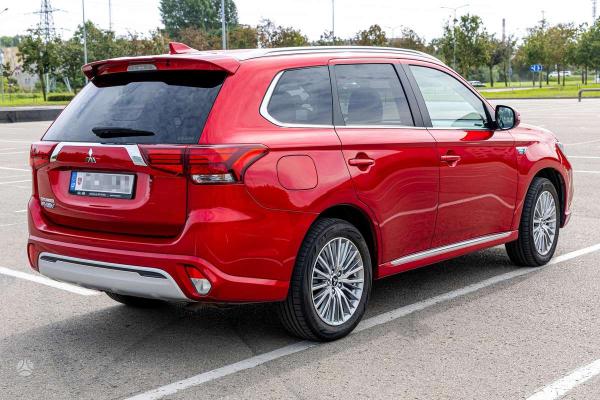 Red Mitsubishi Outlander 2021 in Siauliai, with an engine capacity of 2.40 L and mileage of 162 thousand km for 18100 €, photo 5 on AUTOMOTO.COM.LV
