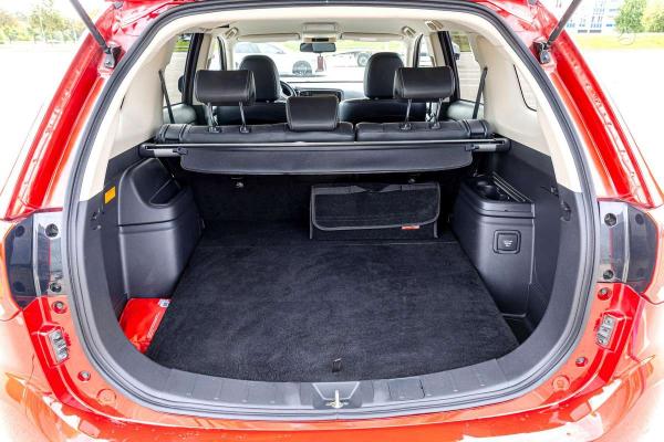 Red Mitsubishi Outlander 2021 in Siauliai, with an engine capacity of 2.40 L and mileage of 162 thousand km for 18100 €, photo 6 on AUTOMOTO.COM.LV