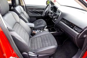 Red Mitsubishi Outlander 2021 in Siauliai, with an engine capacity of 2.40 L and mileage of 162 thousand km for 18100 €, photo 9 on AUTOMOTO.COM.LV