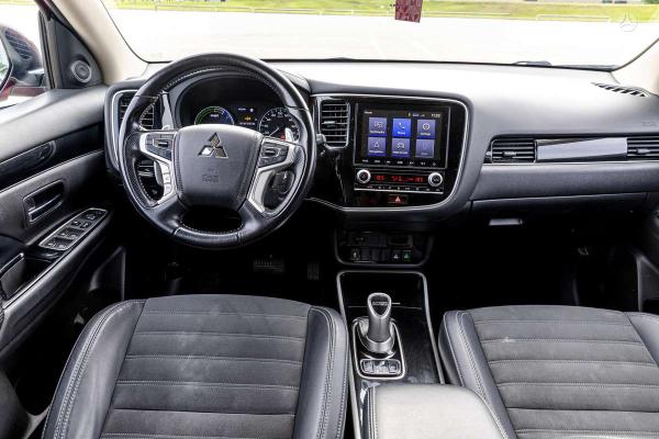 Red Mitsubishi Outlander 2021 in Siauliai, with an engine capacity of 2.40 L and mileage of 162 thousand km for 18100 €, photo 11 on AUTOMOTO.COM.LV