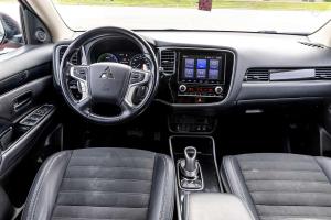 Red Mitsubishi Outlander 2021 in Siauliai, with an engine capacity of 2.40 L and mileage of 162 thousand km for 18100 €, photo 11 on AUTOMOTO.COM.LV