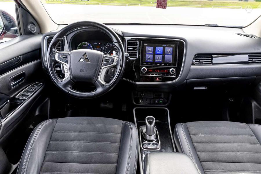 Red Mitsubishi Outlander 2021 in Siauliai, with an engine capacity of 2.40 L and mileage of 162 thousand km for 18100 €, photo 11 on AUTOMOTO.COM.LV