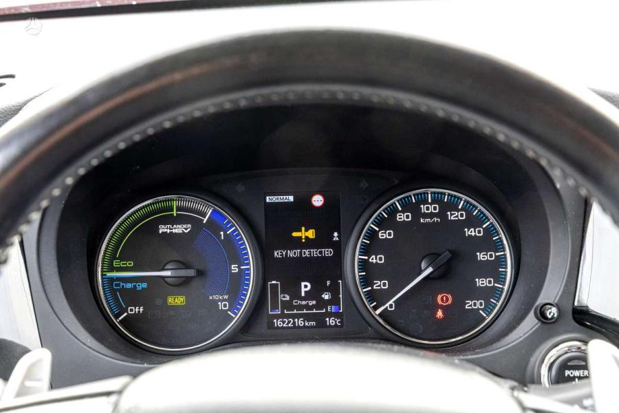 Red Mitsubishi Outlander 2021 in Siauliai, with an engine capacity of 2.40 L and mileage of 162 thousand km for 18100 €, photo 12 on AUTOMOTO.COM.LV