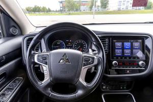 Red Mitsubishi Outlander 2021 in Siauliai, with an engine capacity of 2.40 L and mileage of 162 thousand km for 18100 €, photo 13 on AUTOMOTO.COM.LV