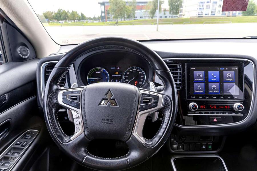 Red Mitsubishi Outlander 2021 in Siauliai, with an engine capacity of 2.40 L and mileage of 162 thousand km for 18100 €, photo 13 on AUTOMOTO.COM.LV