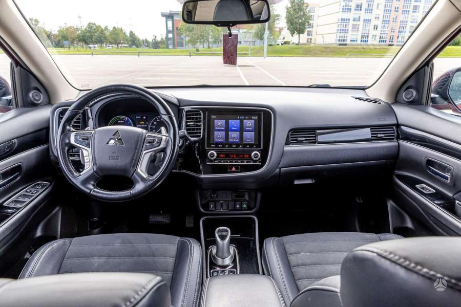 Red Mitsubishi Outlander 2021 in Siauliai, with an engine capacity of 2.40 L and mileage of 162 thousand km for 18100 €, photo 14 on AUTOMOTO.COM.LV
