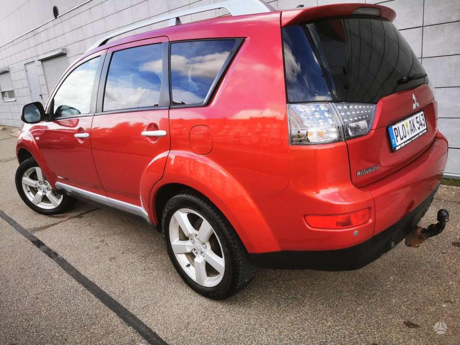 Red Mitsubishi Outlander 2009 in Klaipeda, with an engine capacity of 2.20 L and mileage of 216 thousand km for 4190 €, photo 5 on AUTOMOTO.COM.LV
