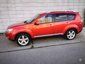 Red Mitsubishi Outlander 2009 in Klaipeda, with an engine capacity of 2.20 L and mileage of 216 thousand km for 4190 €, photo 8 on AUTOMOTO.COM.LV