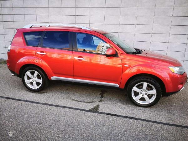 Red Mitsubishi Outlander 2009 in Klaipeda, with an engine capacity of 2.20 L and mileage of 216 thousand km for 4190 €, photo 9 on AUTOMOTO.COM.LV