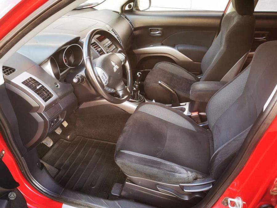Red Mitsubishi Outlander 2009 in Klaipeda, with an engine capacity of 2.20 L and mileage of 216 thousand km for 4190 €, photo 16 on AUTOMOTO.COM.LV