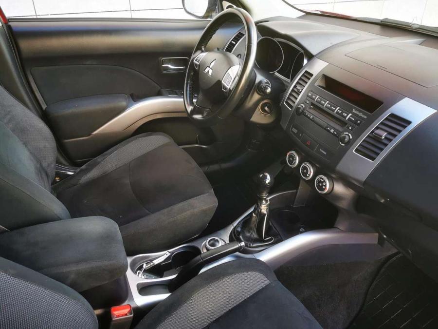 Red Mitsubishi Outlander 2009 in Klaipeda, with an engine capacity of 2.20 L and mileage of 216 thousand km for 4190 €, photo 18 on AUTOMOTO.COM.LV