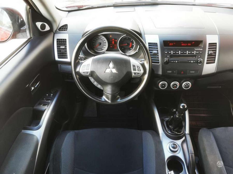 Red Mitsubishi Outlander 2009 in Klaipeda, with an engine capacity of 2.20 L and mileage of 216 thousand km for 4190 €, photo 19 on AUTOMOTO.COM.LV