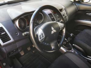 Red Mitsubishi Outlander 2009 in Klaipeda, with an engine capacity of 2.20 L and mileage of 216 thousand km for 4190 €, photo 20 on AUTOMOTO.COM.LV