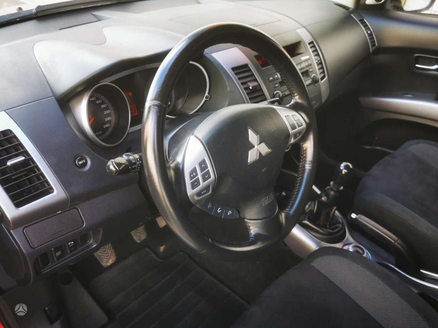 Red Mitsubishi Outlander 2009 in Klaipeda, with an engine capacity of 2.20 L and mileage of 216 thousand km for 4190 €, photo 20 on AUTOMOTO.COM.LV
