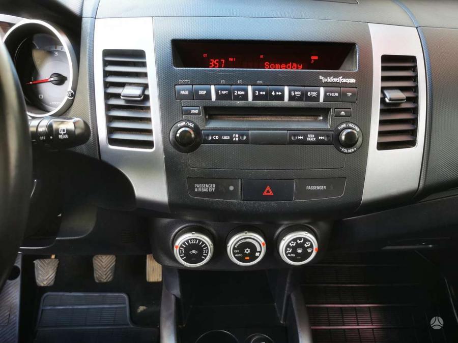 Red Mitsubishi Outlander 2009 in Klaipeda, with an engine capacity of 2.20 L and mileage of 216 thousand km for 4190 €, photo 29 on AUTOMOTO.COM.LV