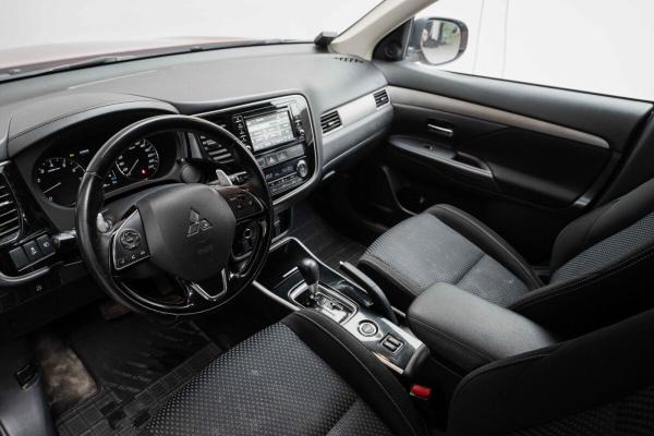 Sarkans Mitsubishi Outlander 2017 Peetri, ar dzinēja tilpumu 2.00 L un nobraukumu 168 tūkst. km par 15200 €, foto 9 vietnē AUTOMOTO.COM.LV