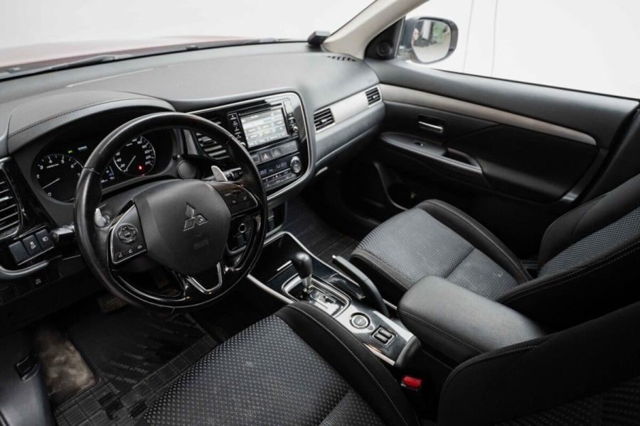 Sarkans Mitsubishi Outlander 2017 Peetri, ar dzinēja tilpumu 2.00 L un nobraukumu 168 tūkst. km par 15200 €, foto 10 vietnē AUTOMOTO.COM.LV