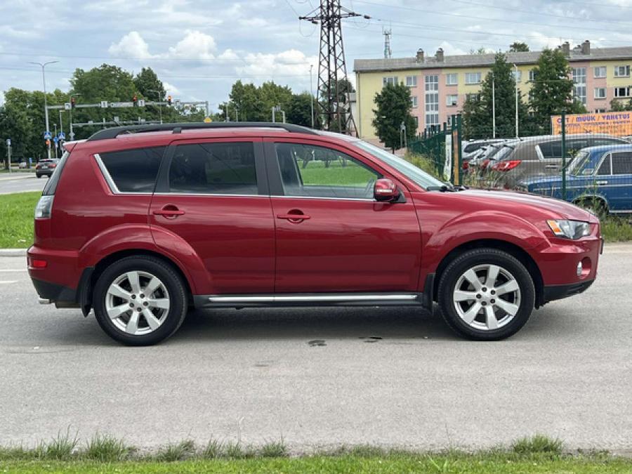 Red Mitsubishi Outlander 2012 in Narva, with an engine capacity of 2.20 L and mileage of 274 thousand km for 4999 €, photo 6 on AUTOMOTO.COM.LV