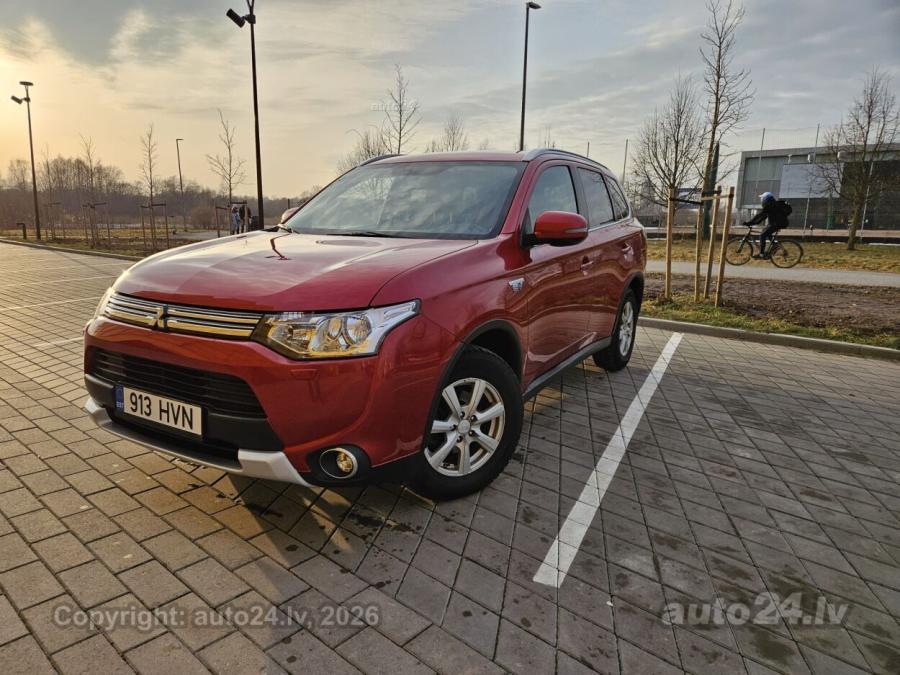 Sarkans Mitsubishi Outlander 2015 Tallina, ar dzinēja tilpumu 2.00 L un nobraukumu 214 tūkst. km par 11900 €, foto 1 vietnē AUTOMOTO.COM.LV