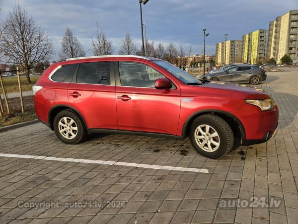 Sarkans Mitsubishi Outlander 2015 Tallina, ar dzinēja tilpumu 2.00 L un nobraukumu 214 tūkst. km par 11900 €, foto 5 vietnē AUTOMOTO.COM.LV