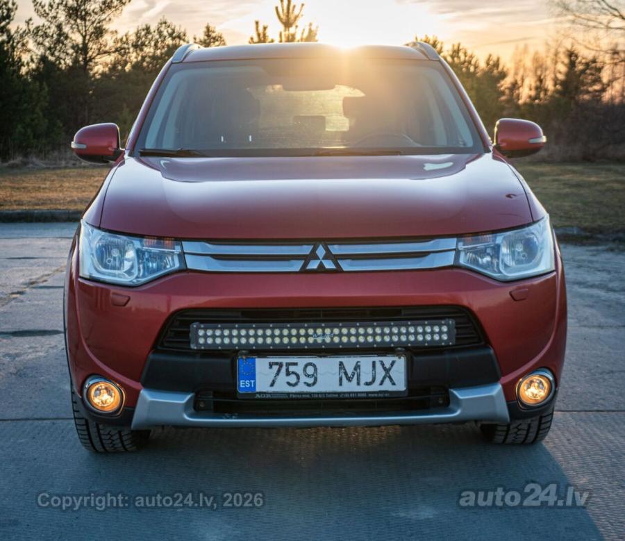 Sarkans Mitsubishi Outlander 2015 Tallina, ar dzinēja tilpumu 2.00 L un nobraukumu 290 tūkst. km par 9500 €, foto 3 vietnē AUTOMOTO.COM.LV